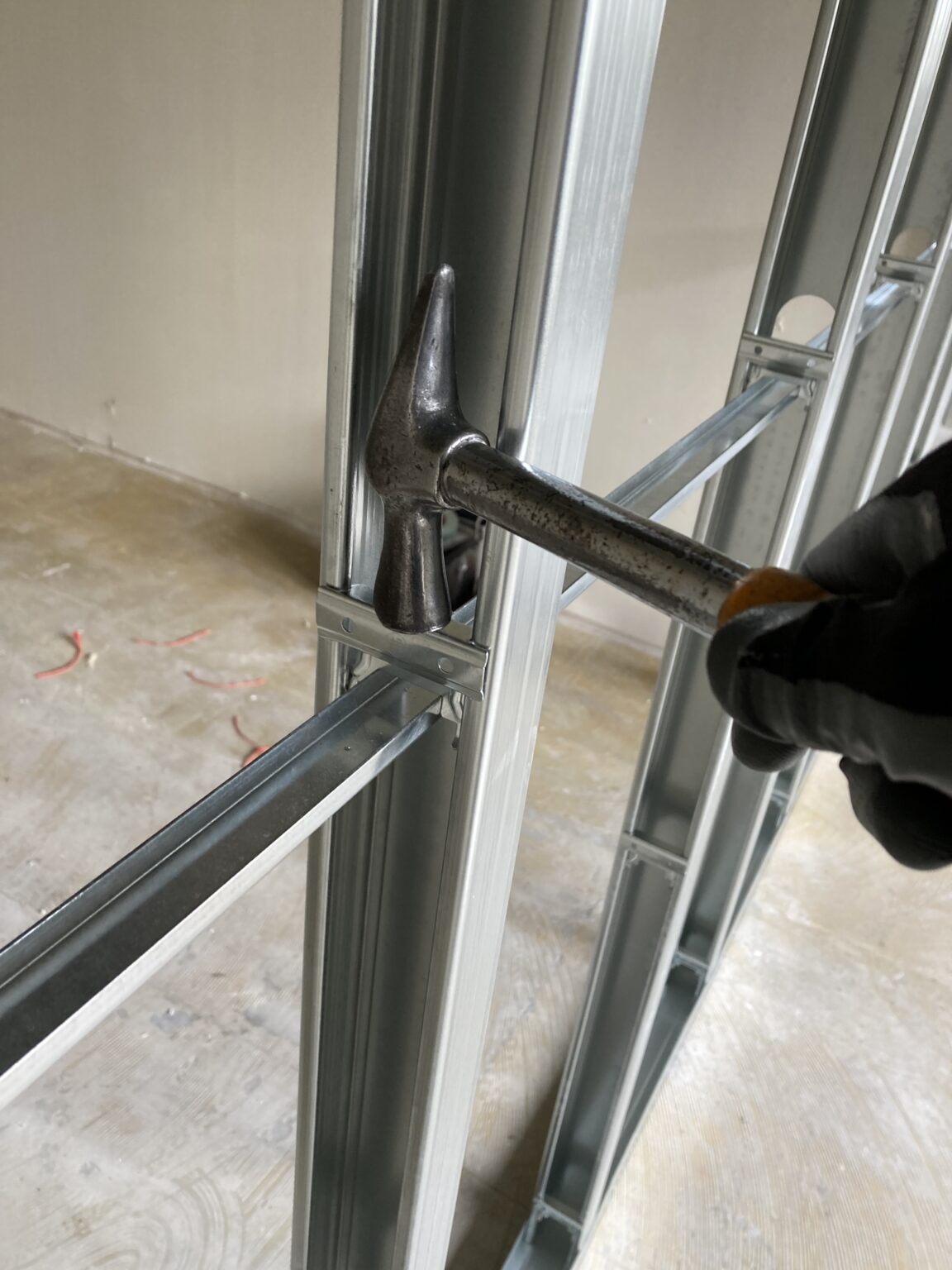 内装職人が教えるLGS間仕切り壁施工方法や工具を紹介 | 内装工事の世界